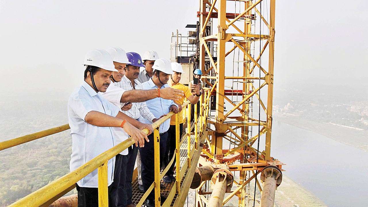 Delhi: Signature bridge to be ready by October
