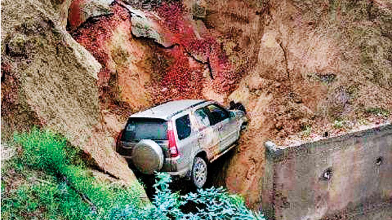 Road cave-in claims SUV, four rescued at Agra-Lucknow Expressway