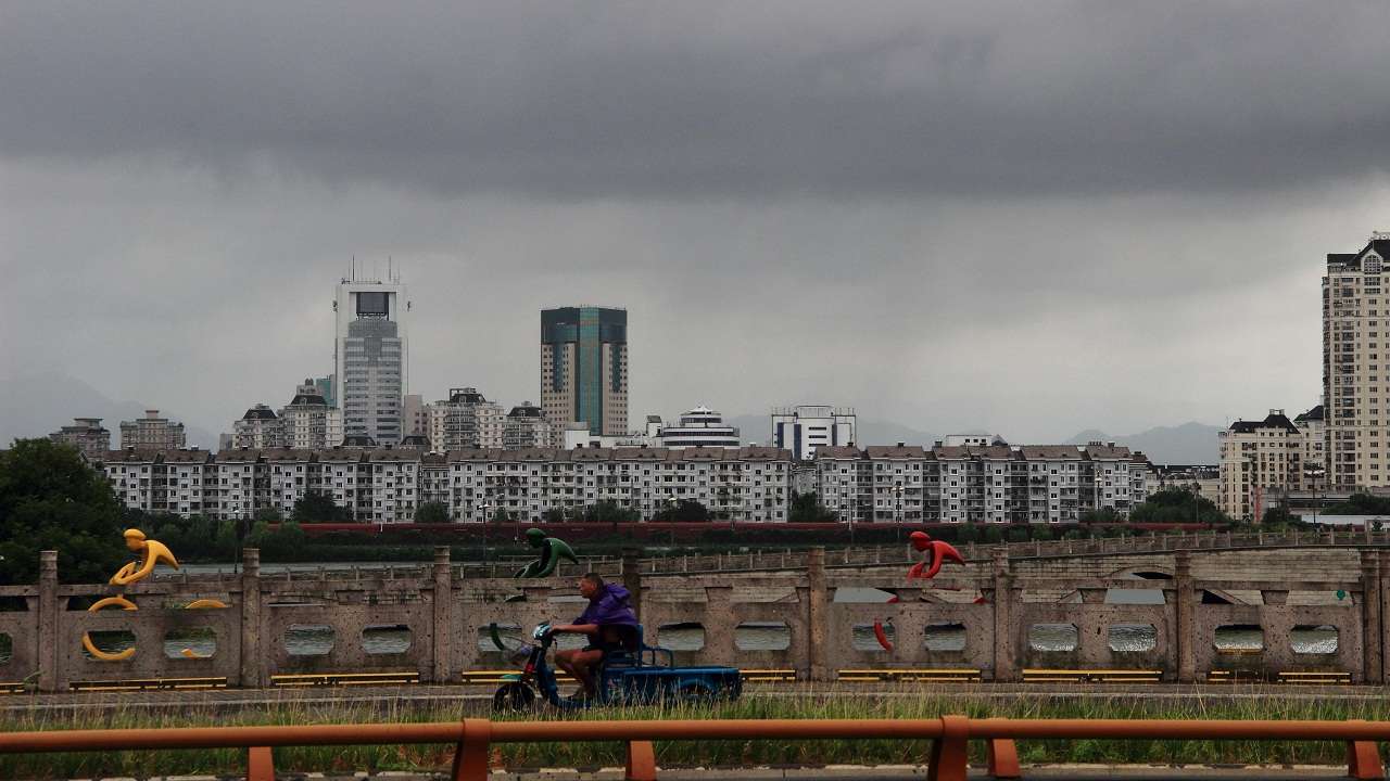 China evacuates 200,000 as typhoon hits east coast