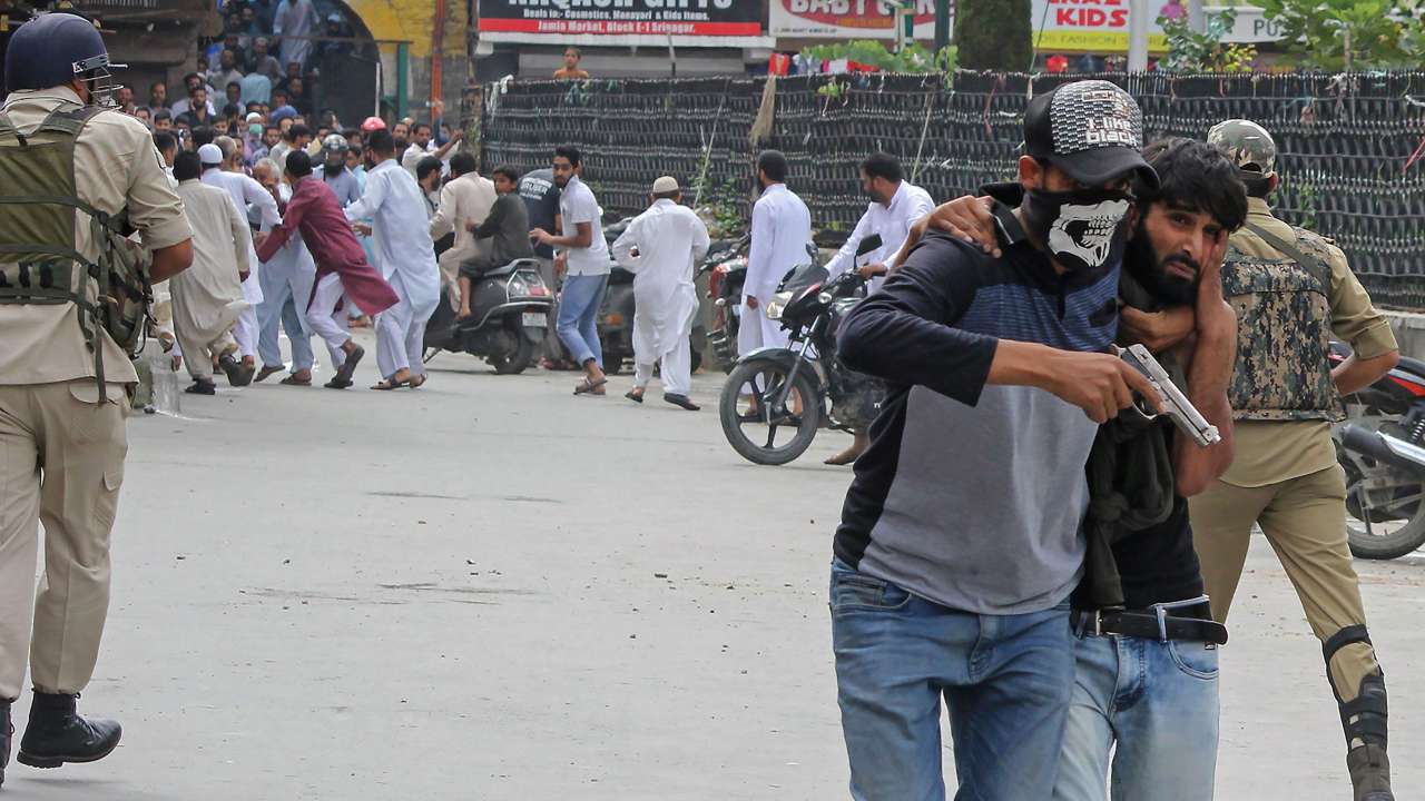 Unmasking the masked: J&K cops pose as stone pelters to nab accused ...