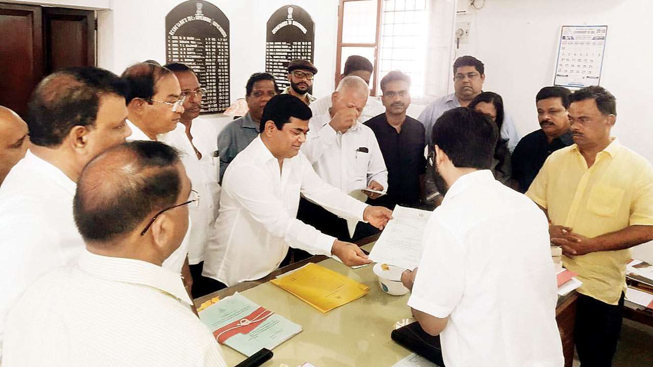 With Manohar Parrikar in AIIMS, Congress stakes claim in Goa