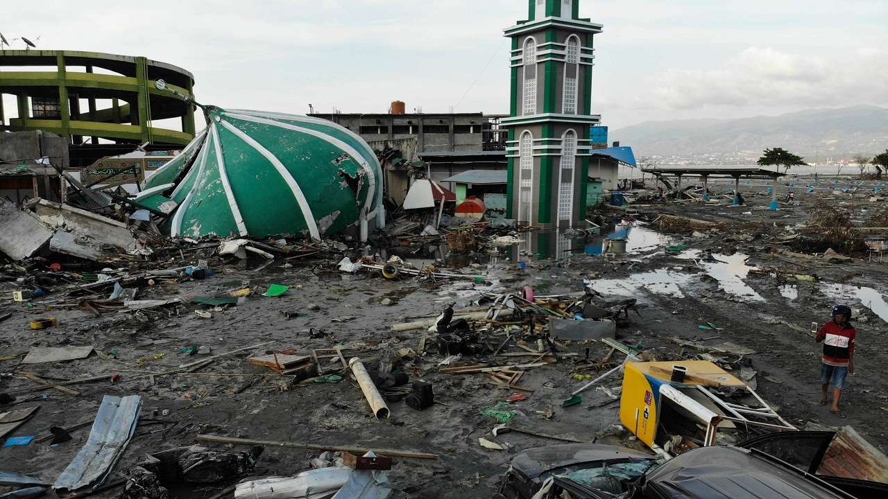 Indonesia disaster: Death toll rises to 1,400; survivors search debris ...
