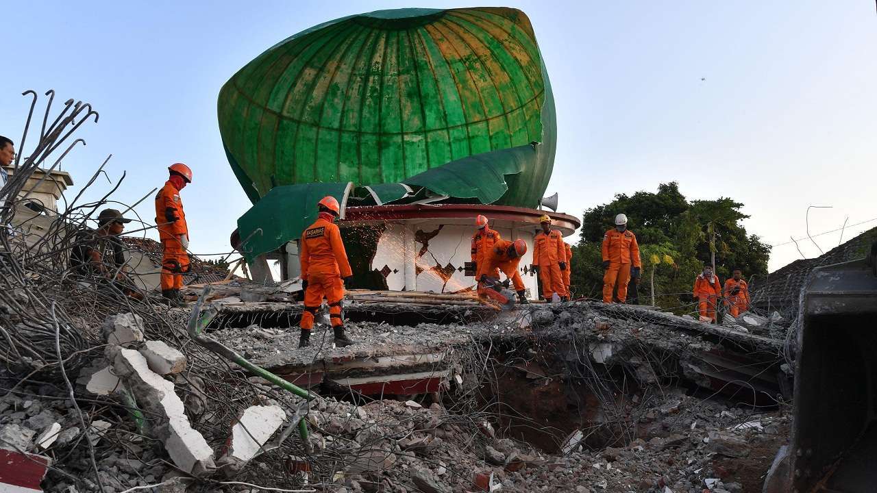 Last-ditch search for survivors as Indonesia disaster toll tops 1,500