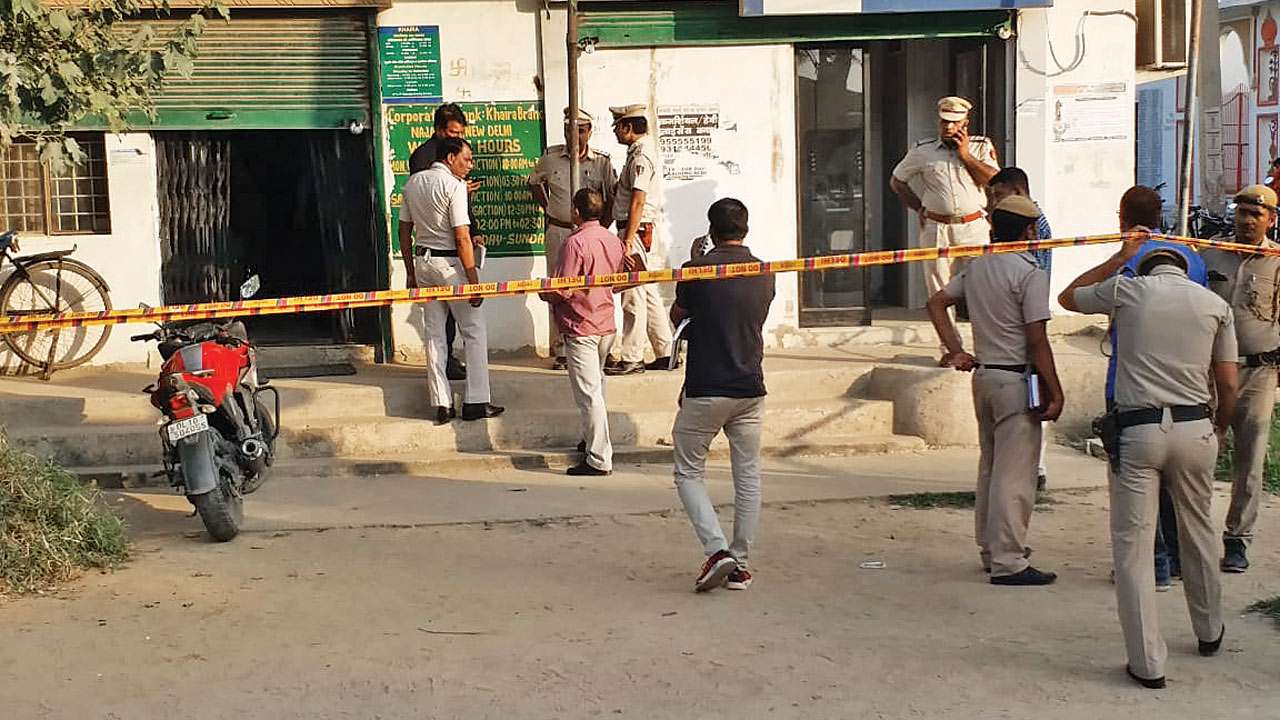Delhi: Bank robbed of Rs 10 lakh, cashier shot at in Dwarka