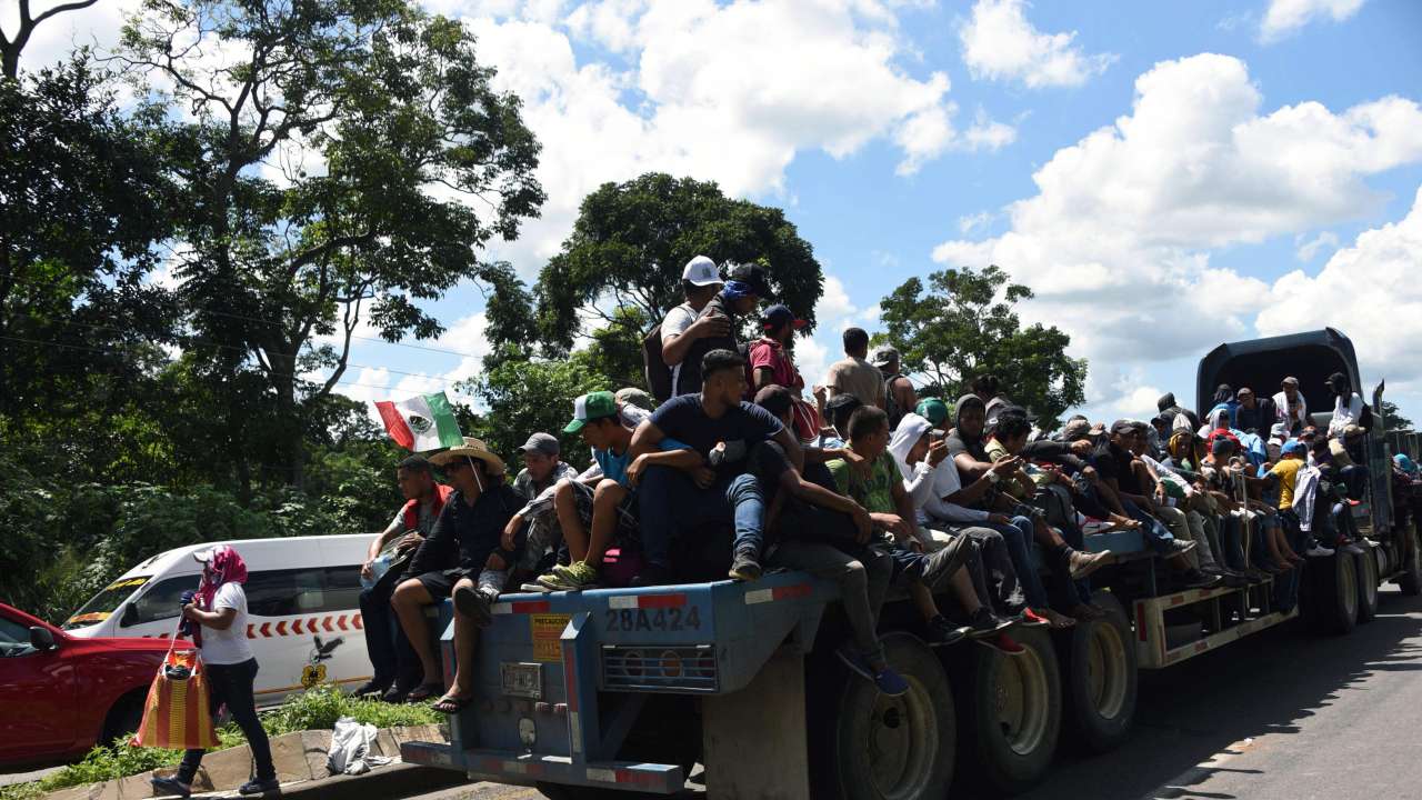 In Pics: Caravan of thousands of immigrants cross Mexico border, Trump ...