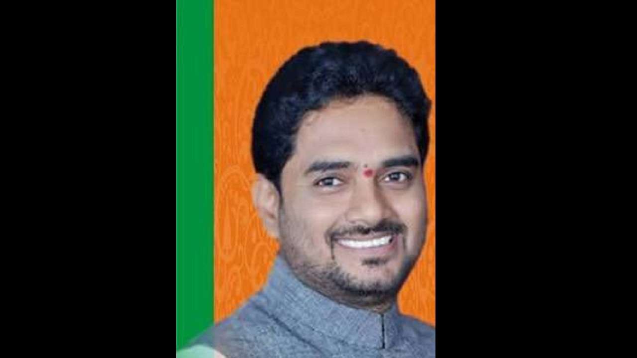 Maharashtra BJP MLA tries to touch feet of man who filed extortion FIR ...