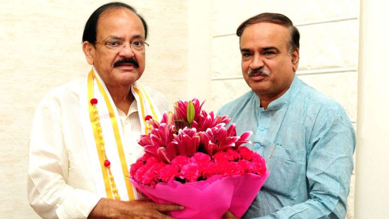 Ananth Kumar passes away: Nation in mourning; PM Modi, Rahul Gandhi pay ...