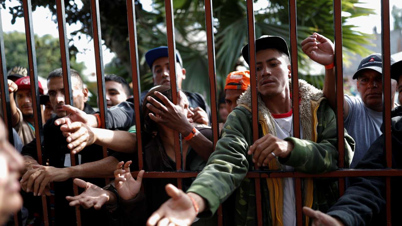 US-Mexico border: Migrant caravan stalled, government reiterates job ...