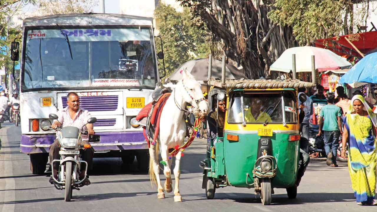 Rickshaw unions unite for parking lots in Ahmedabad