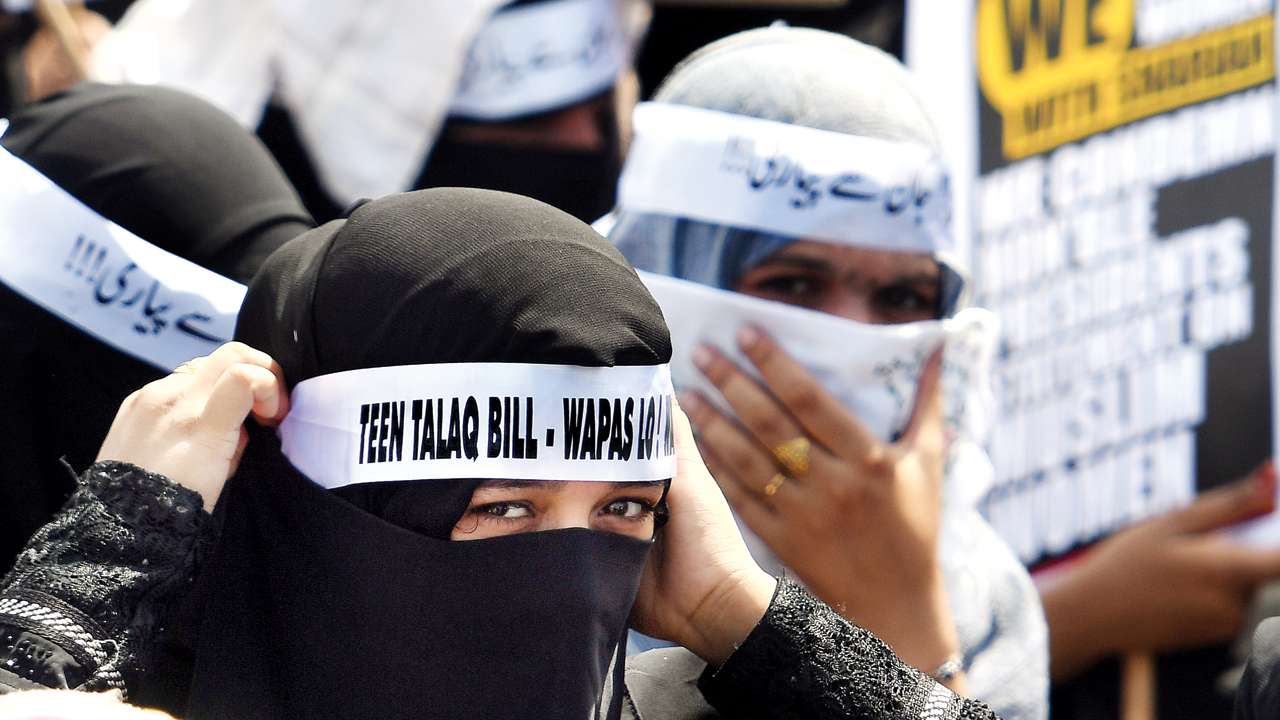 Women's group sits on half day fast at Azad Maidan for Triple Talaq Act