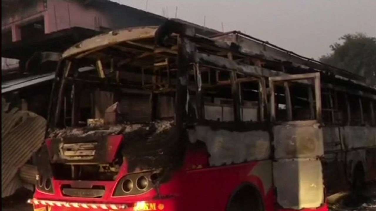 Bihar: Naxals gun down man, torch vehicles Bihar: Naxals gun down man, torch vehicles