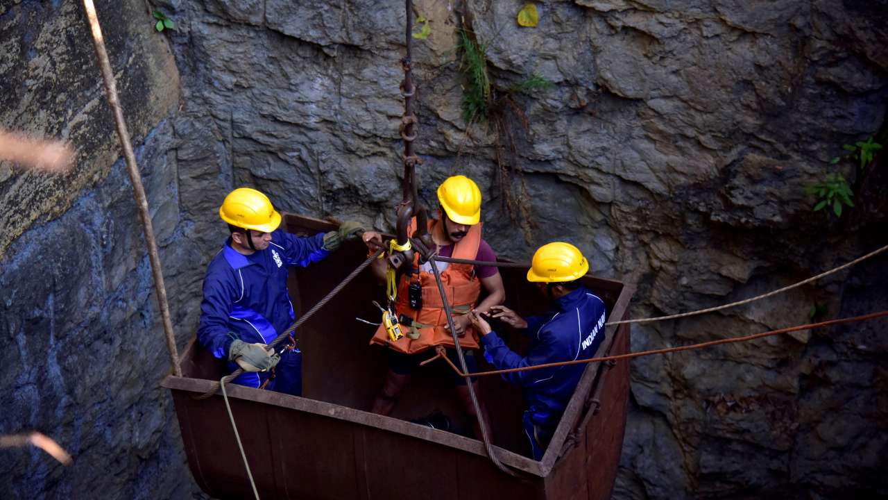 Miners Rescue Operation: Indian Navy leader, NDRF personnel enter mine ...
