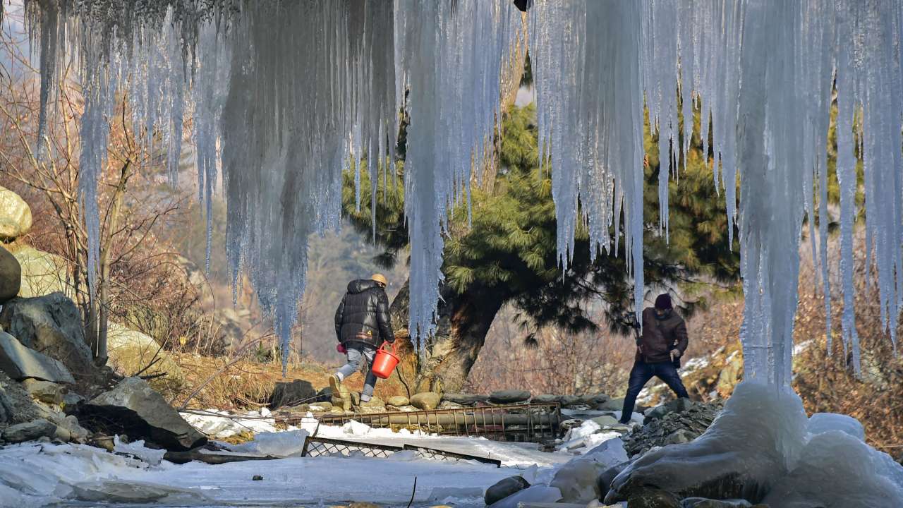 These pics show that Kashmir is a joy to behold in winter