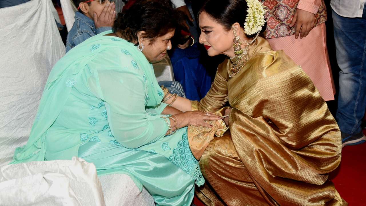 See photos: Rekha teaching Kangana Ranaut how to dance gracefully is ...