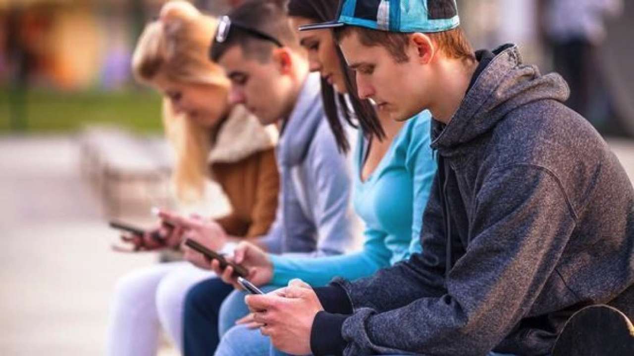 Prolonged usage of smartphones is putting your neck at risk