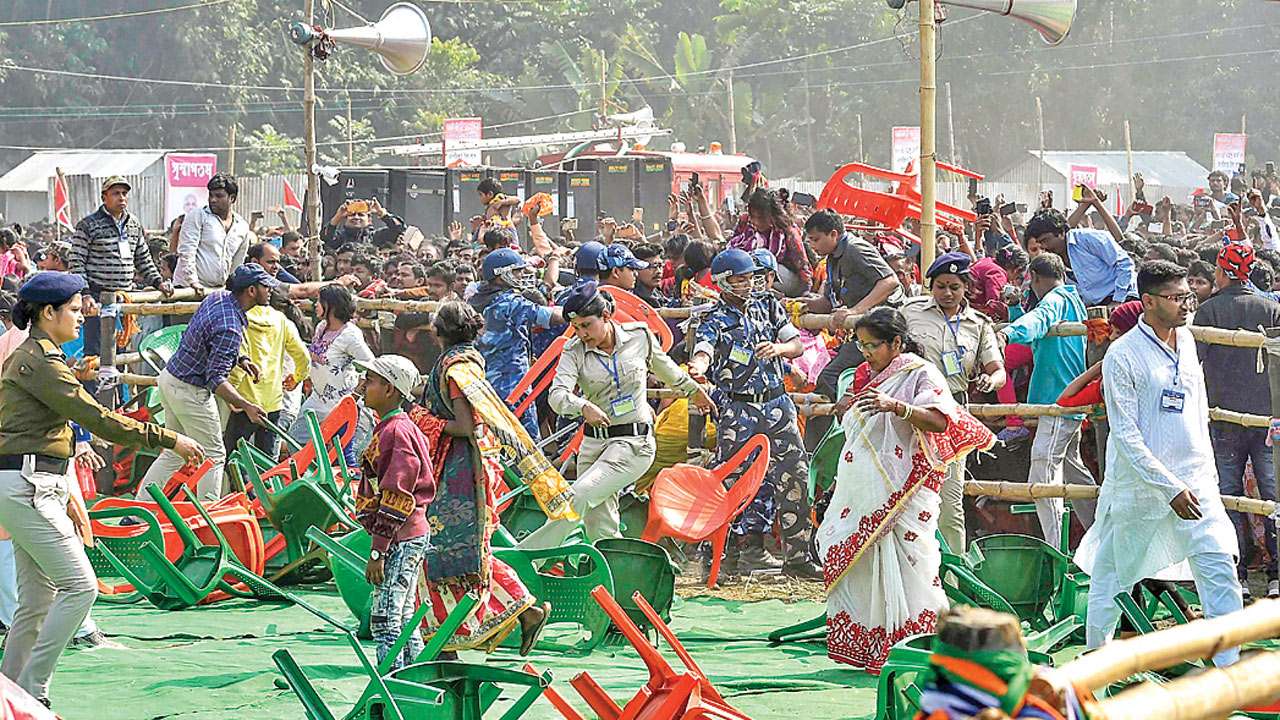 Stampede-like scene at PM Narendra Modi's rally at Thakurnagar leaves ...