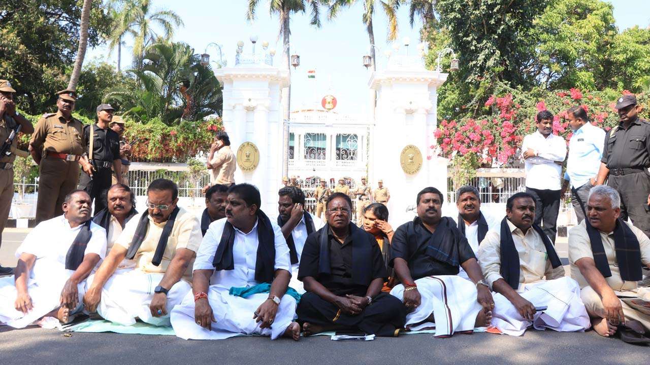Puducherry CM Narayanasamy's dharna against LG Kiran Bedi continues on ...