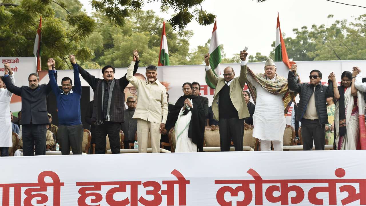 'Girgit': With old video, Kumar Vishwas attacks Kejriwal for meeting ...