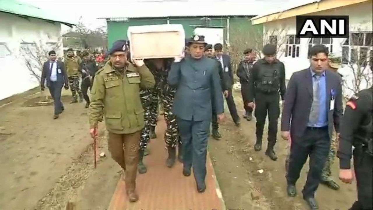 Pulwama Attack: Rajnath Singh helps carry coffin of slain CRPF jawan Pulwama Attack: Rajnath Singh helps carry coffin of slain CRPF jawan