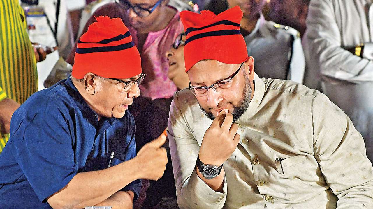 At Joint Rally With Asaduddin Owaisi Prakash Ambedkar Keeps Cong Ncp Guessing On Alliance
