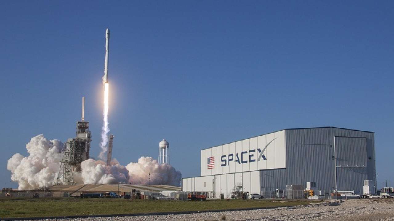 Spacex Carries Out First Commercial Launch With Its Falcon Heavy Rocket