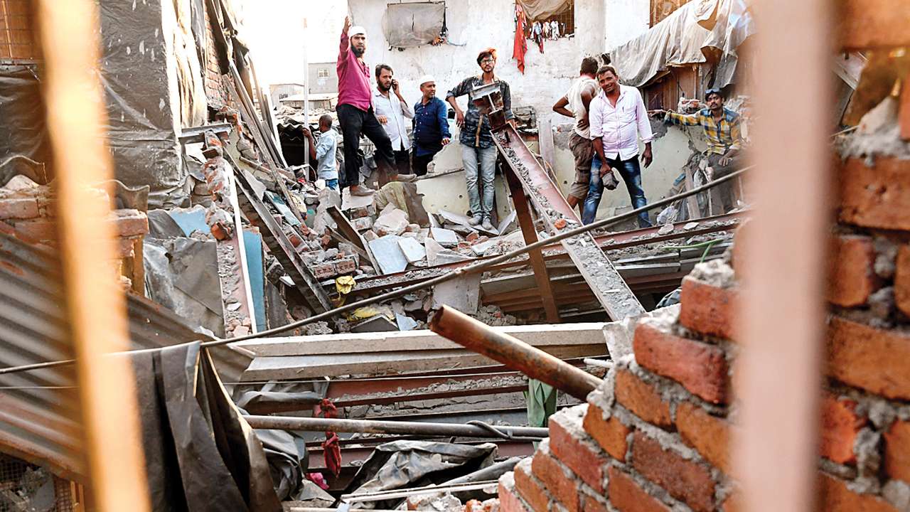 Mumbai: Seven injured in Dharavi house collapse