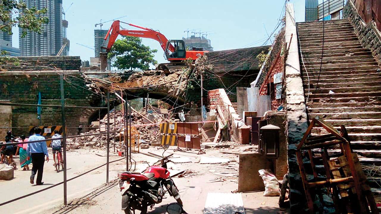 BMC removes structures to demolish Delisle Bridge