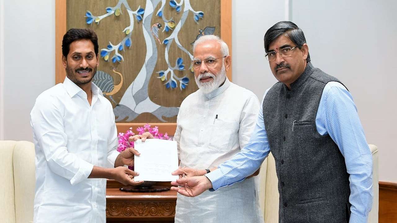 Jagan Mohan Reddy meets PM Modi in Delhi, offers shawl with 'Om Namo ...