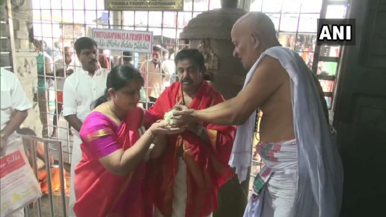 Watch: TN CM Palaniswami offers prayers at Lord Balaji temple in Tirumala