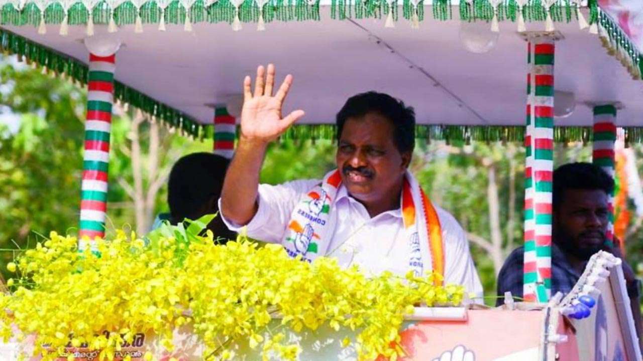 Congress leader K Suresh takes oath in Hindi, told off by Sonia Gandhi