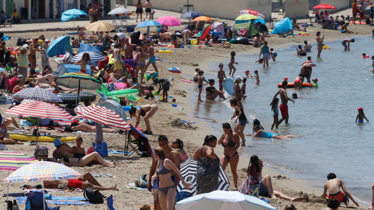 Heat tops 45 degrees Celsius in France for first time: Weather service
