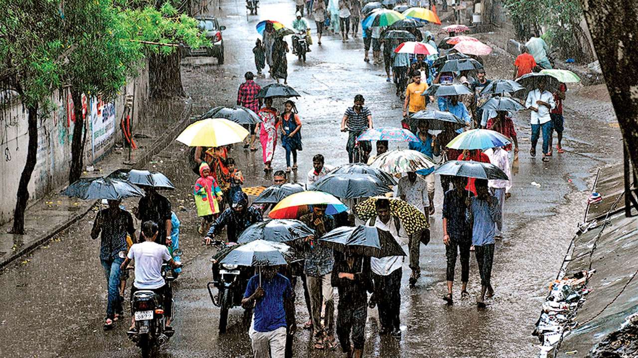Heavy rains lash south Gujarat, NDRF on standby over flood scare