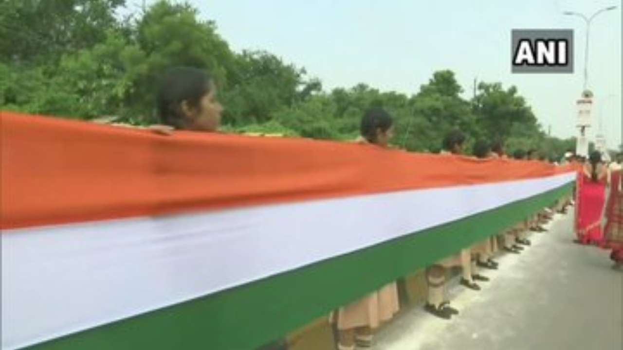 'Meri jaan tiranga hai': Locals form 15-km long human chain, organise ...