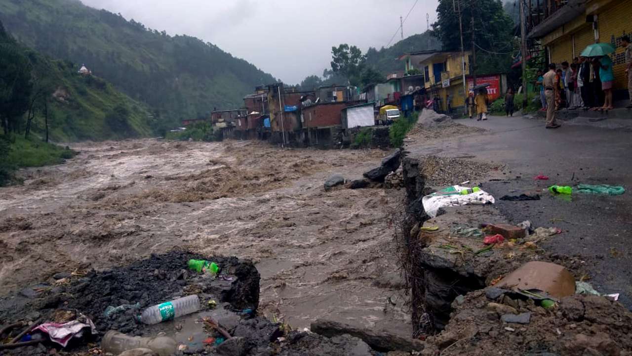 Himachal Pradesh: Overnight rains trigger landslides, block roads Himachal Pradesh: Overnight rains trigger landslides, block roads