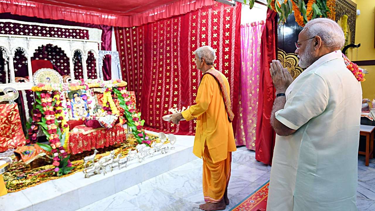 Watch: PM Modi offers prayers at 200-year old Shreenathji Temple in ...