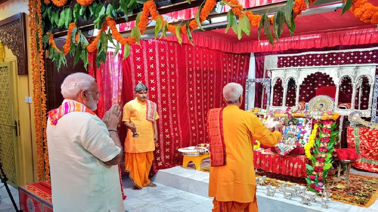 Watch: PM Modi offers prayers at 200-year old Shreenathji Temple in ...