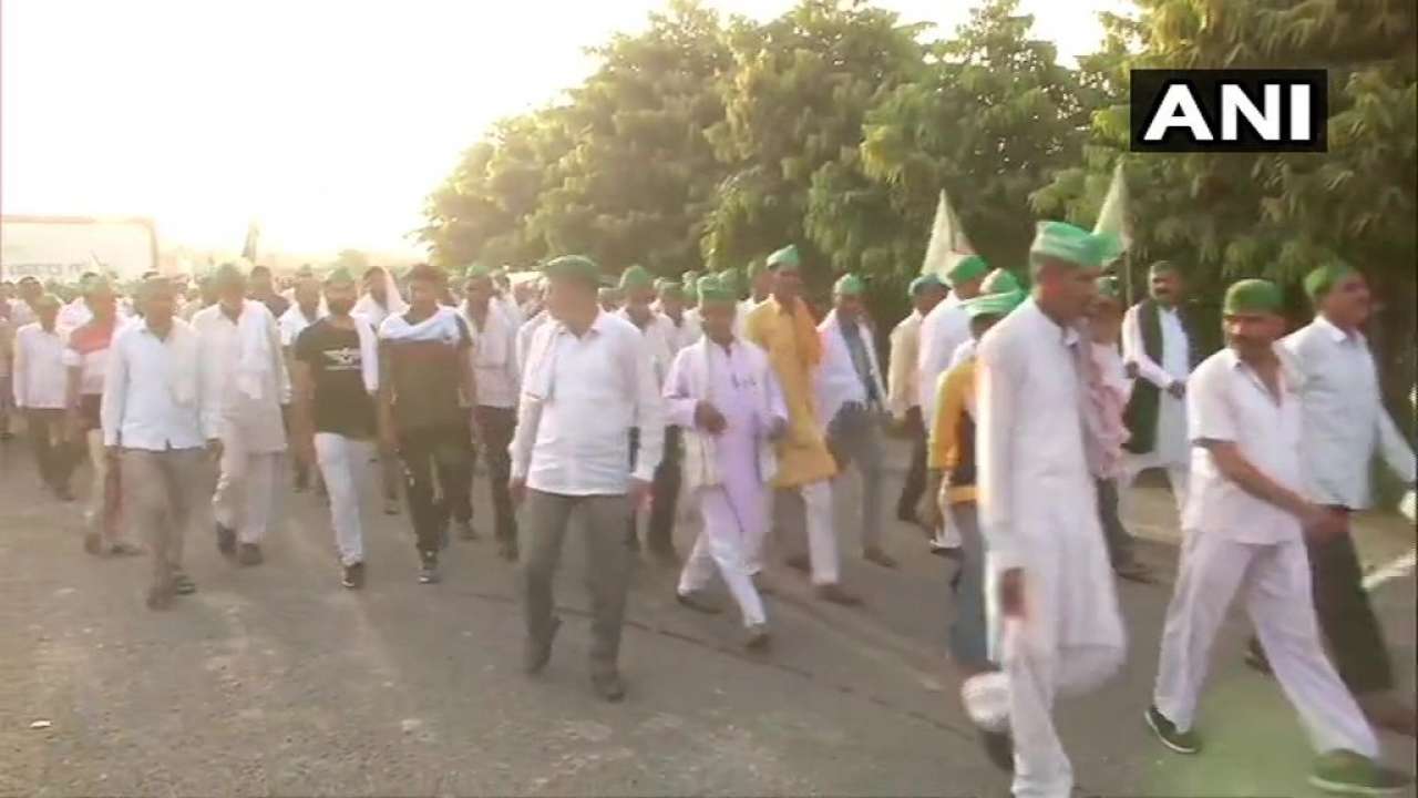 Farmers march from Noida to Delhi's Kishan Ghat in protest against ...