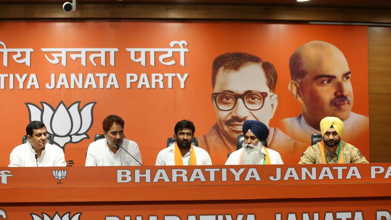 Wrestler Yogeshwar Dutt, ex-India hockey captain Sandeep Singh join BJP Wrestler Yogeshwar Dutt, ex-India hockey captain Sandeep Singh join BJP