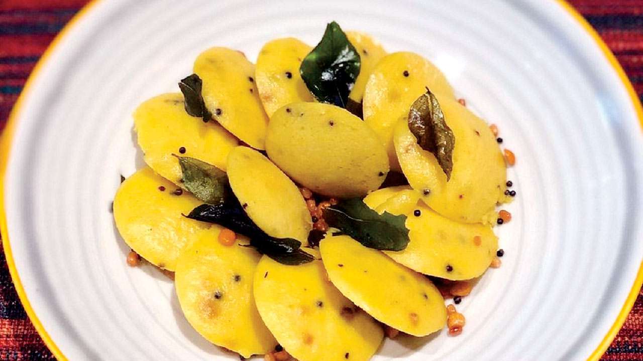 60-yr-old wolfs down 6 idlis in a minute, wins competition in Karnataka