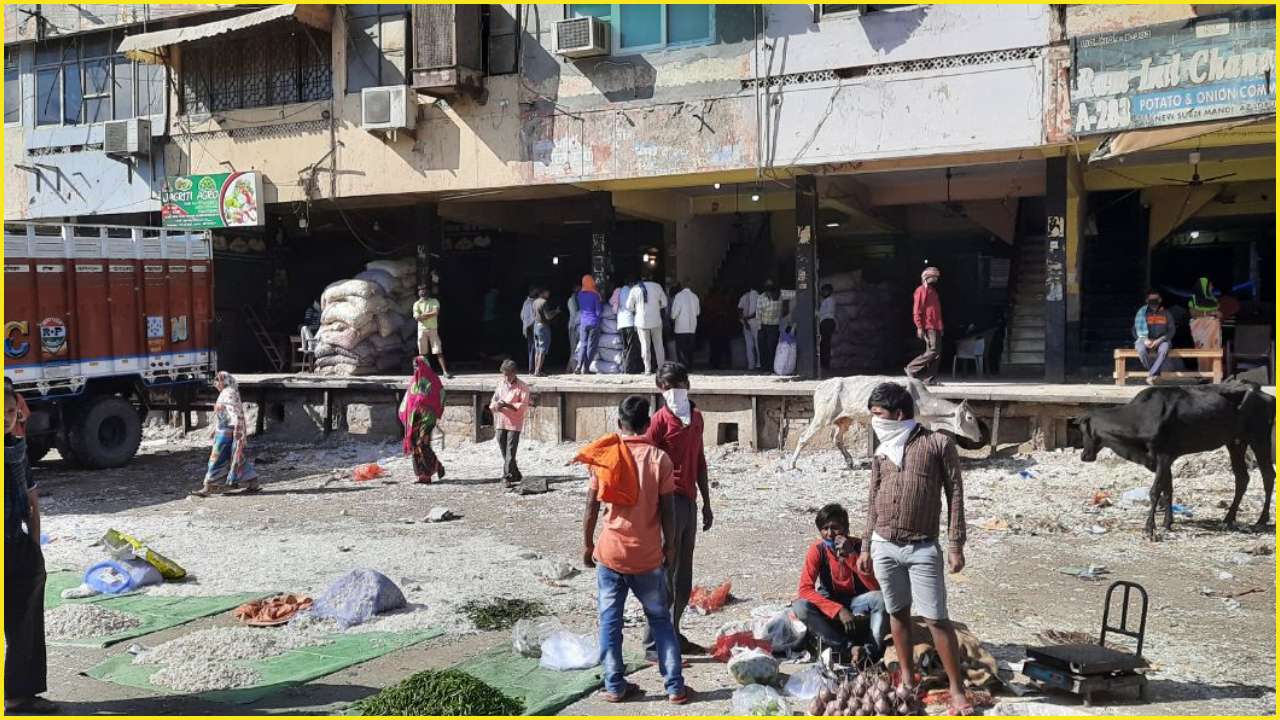 In Photos: 10th day of lockdown, social distancing norms flouted at ...
