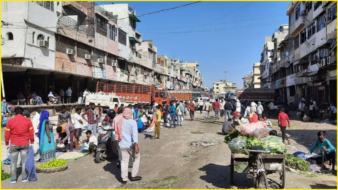 In Photos: 10th day of lockdown, social distancing norms flouted at ...