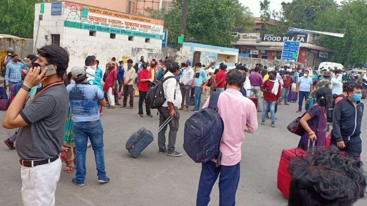 No public transport results in huge crowd outside New Delhi railway ...