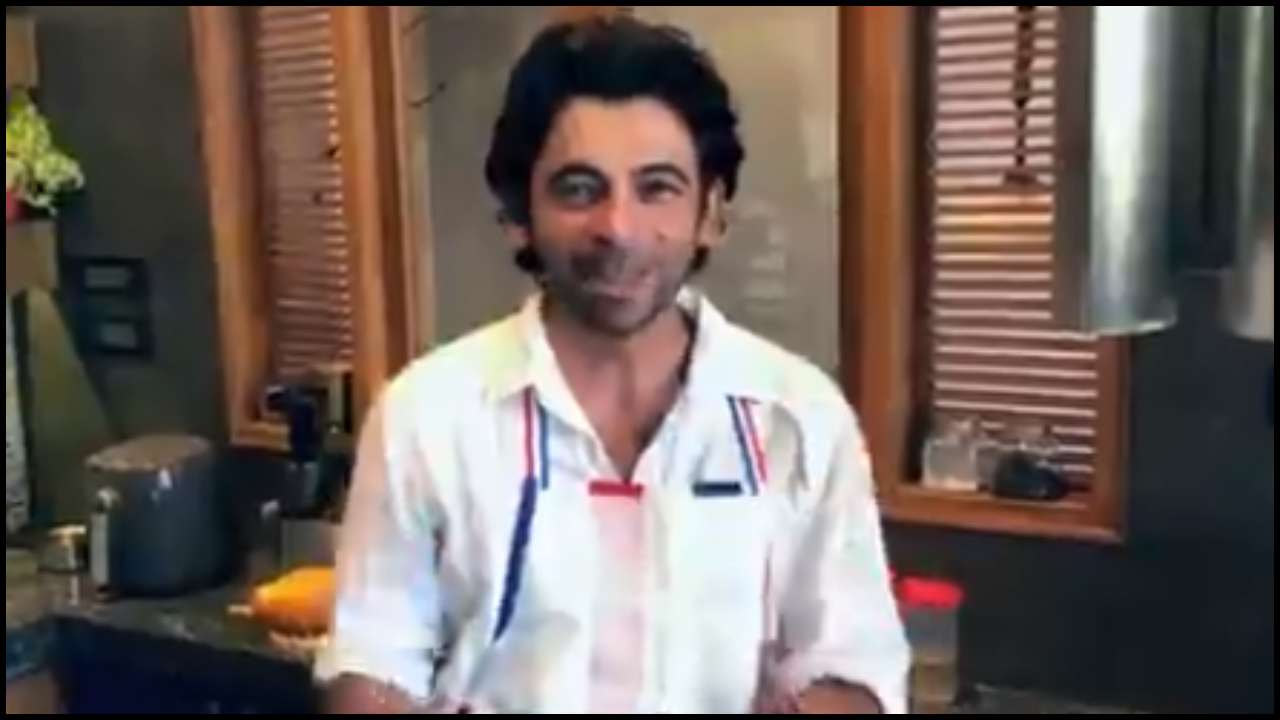 Sunil Grover makes cigarette at home, hard-hitting video makes him ...