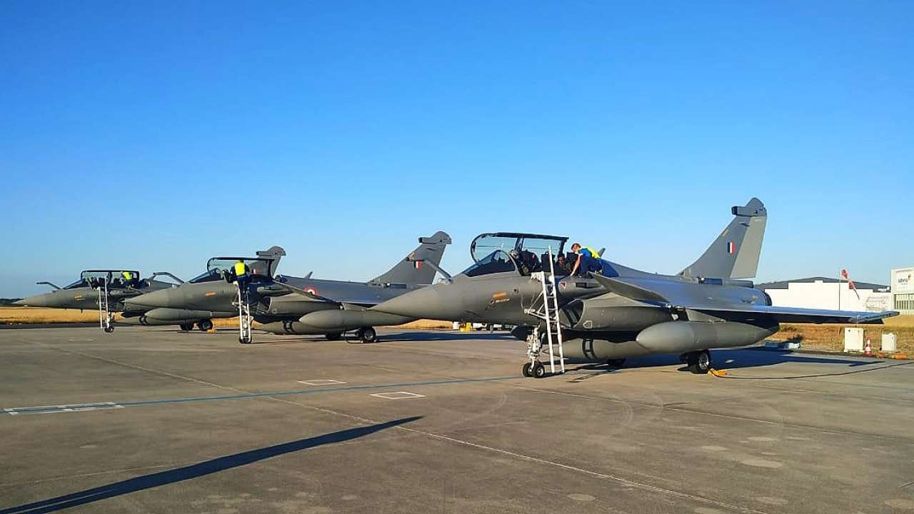 5 Rafale jets land safely at UAE's Al Dhafra airbase, to arrive in ...