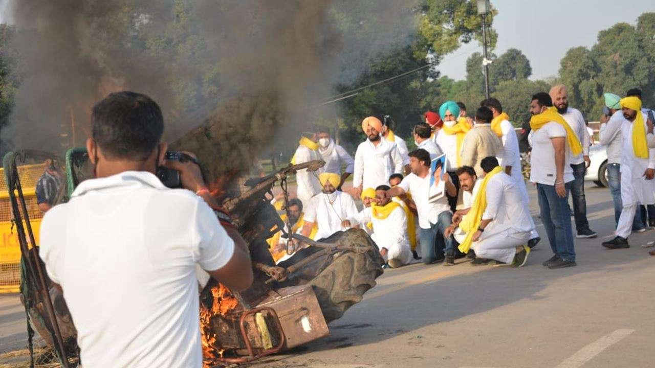 Delhi: Tractor set ablaze at India gate to protest against farm ...