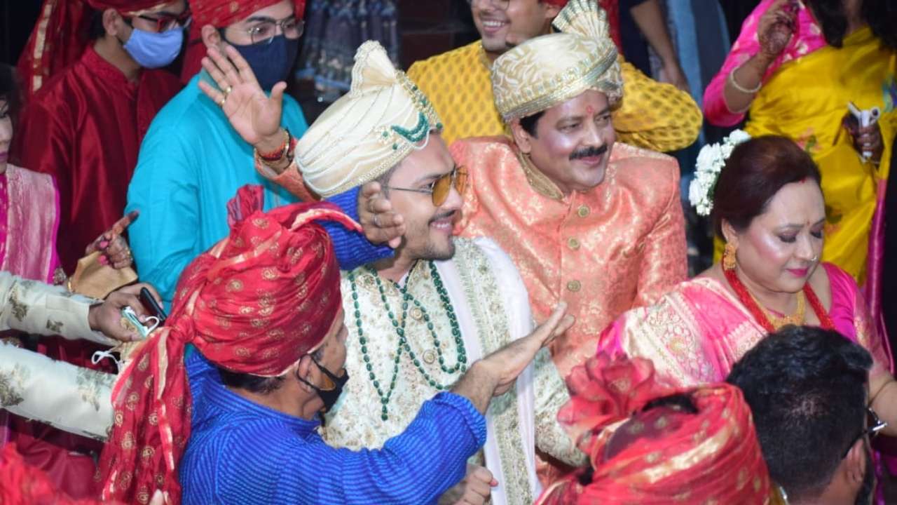 Aditya Narayan-Shweta Agarwal wedding: Groom's first photos out, dances ...