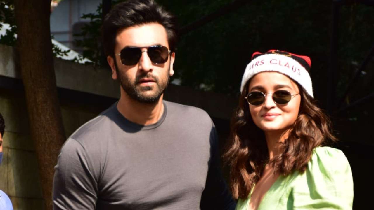 In Pics: Ranbir Kapoor-Alia Bhatt arrive with gifts at Kapoor family ...