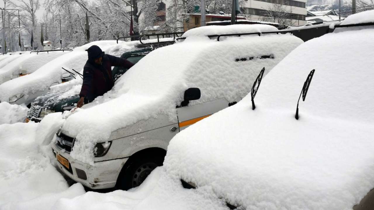 In Pics: Heavy snow fall brings life to standstill in Srinagar