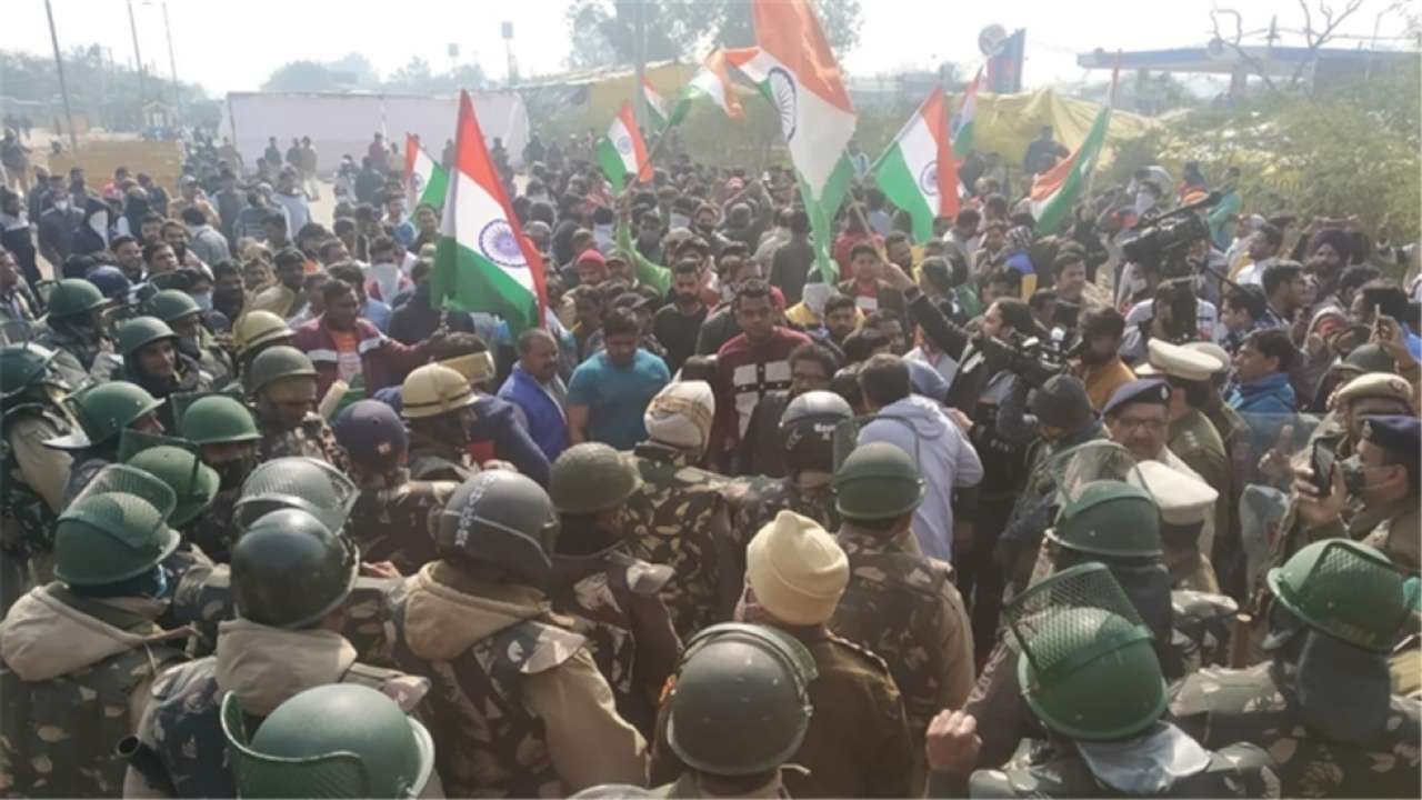 Violence at Singhu border after locals clash with farmers, cop injured