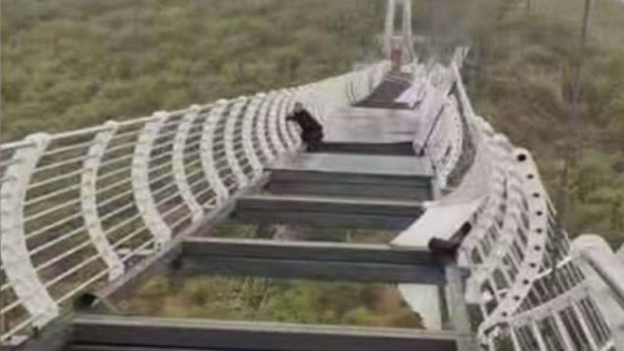Tourist in China left dangling 330ft in the air after glass panel ...